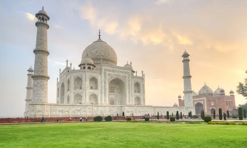 Ultimate Tips for Women Visiting the Taj Mahal – Dress Code, Safety ...